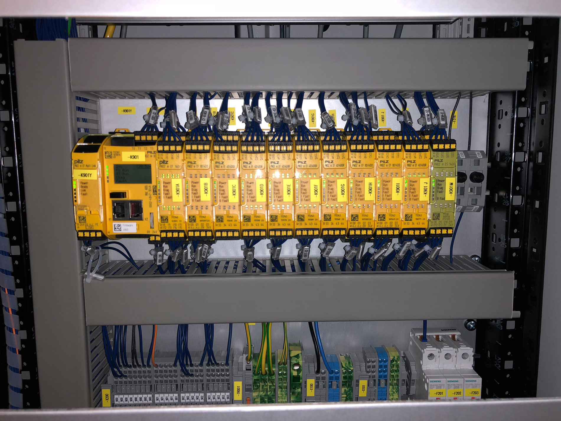 Schaltschrankbau | Intelitron GmbH | Industrietechnik ...